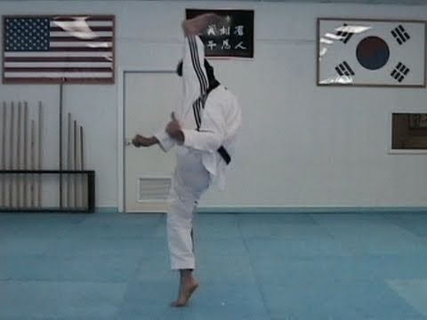What is the Taekwondo Axe Kick? And how to learn it - BudoDragon